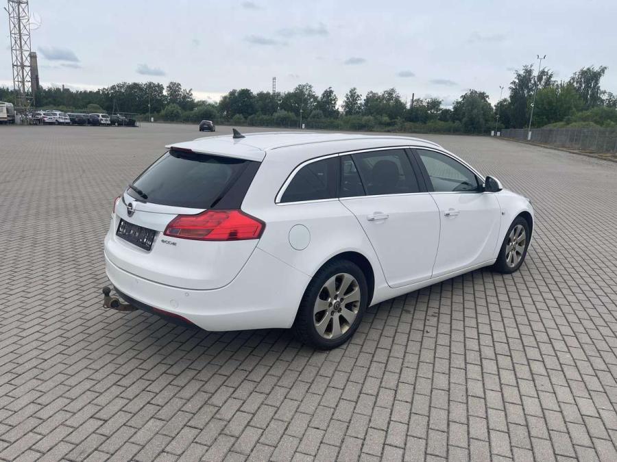 White Opel Insignia 2012 in Marijampole, with an engine capacity of 1.96 L and mileage of 228 thousand km for 3800 €, photo 6 on AUTOMOTO.COM.LV
