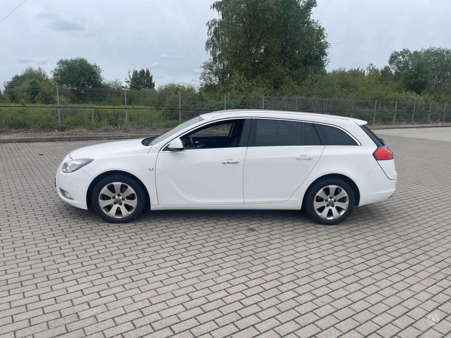 White Opel Insignia 2012 in Marijampole, with an engine capacity of 1.96 L and mileage of 228 thousand km for 3800 €, photo 8 on AUTOMOTO.COM.LV