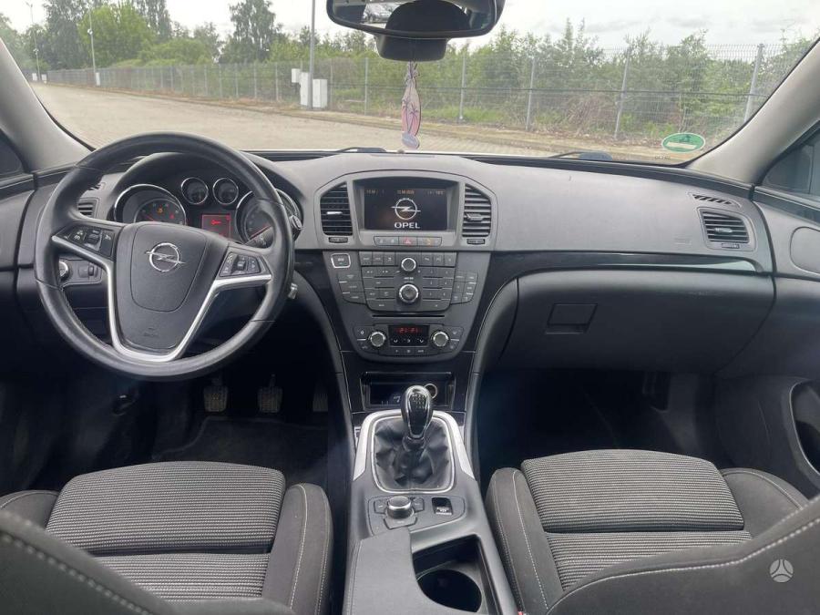White Opel Insignia 2012 in Marijampole, with an engine capacity of 1.96 L and mileage of 228 thousand km for 3800 €, photo 10 on AUTOMOTO.COM.LV