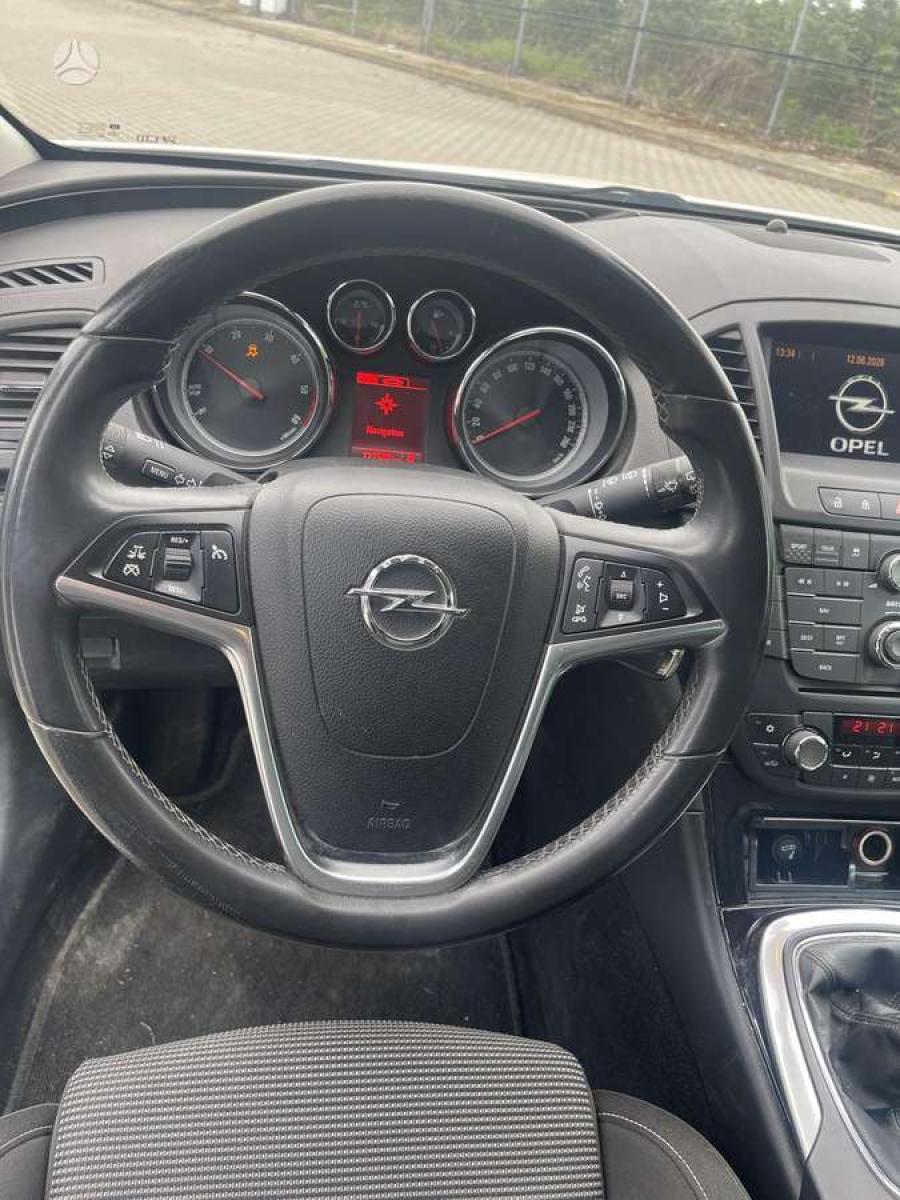 White Opel Insignia 2012 in Marijampole, with an engine capacity of 1.96 L and mileage of 228 thousand km for 3800 €, photo 11 on AUTOMOTO.COM.LV