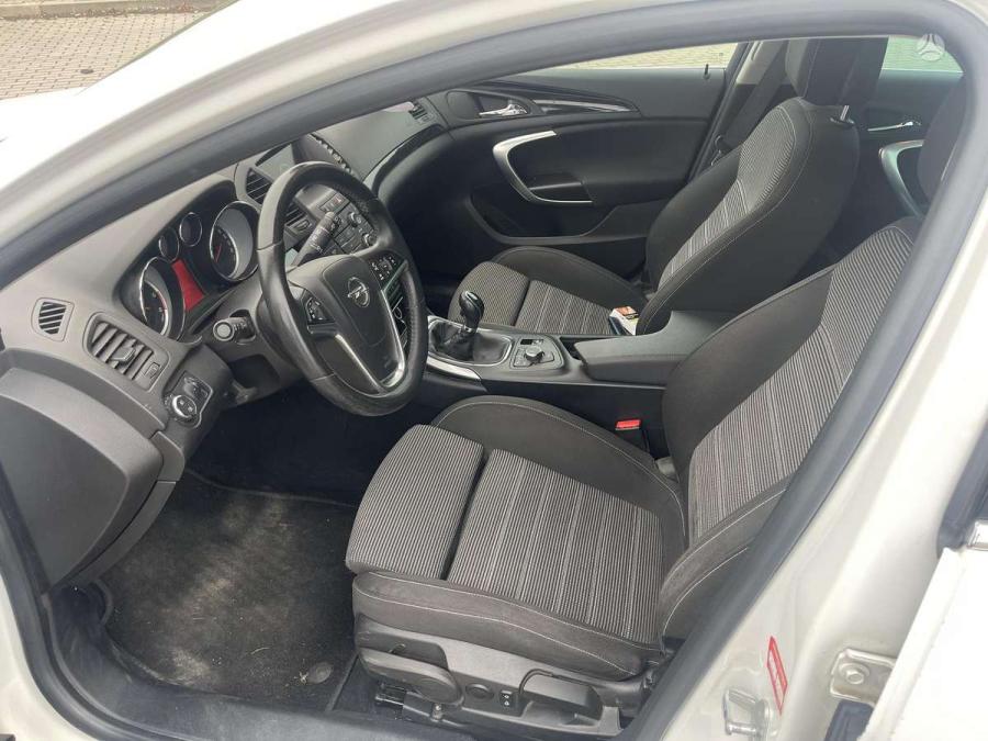White Opel Insignia 2012 in Marijampole, with an engine capacity of 1.96 L and mileage of 228 thousand km for 3800 €, photo 12 on AUTOMOTO.COM.LV