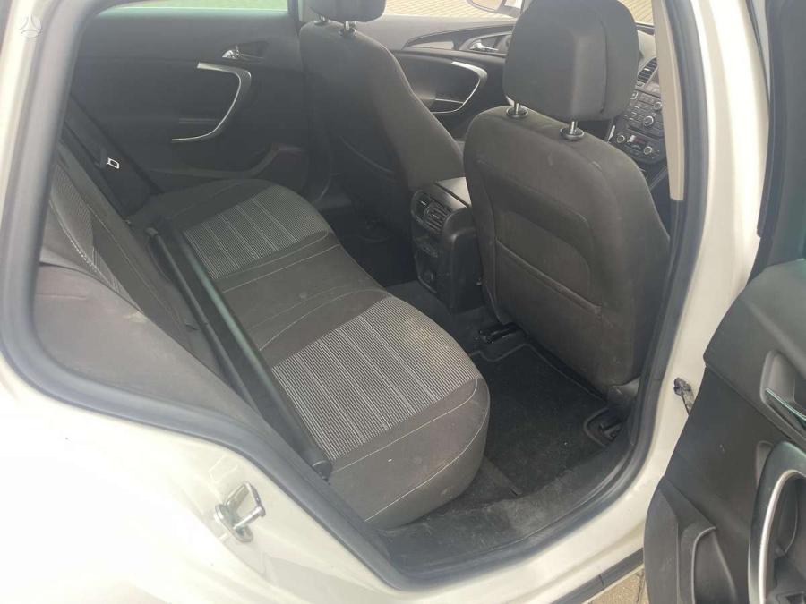 White Opel Insignia 2012 in Marijampole, with an engine capacity of 1.96 L and mileage of 228 thousand km for 3800 €, photo 14 on AUTOMOTO.COM.LV