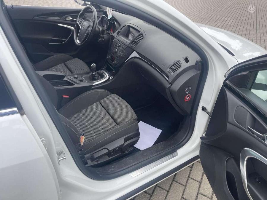 White Opel Insignia 2012 in Marijampole, with an engine capacity of 1.96 L and mileage of 228 thousand km for 3800 €, photo 15 on AUTOMOTO.COM.LV