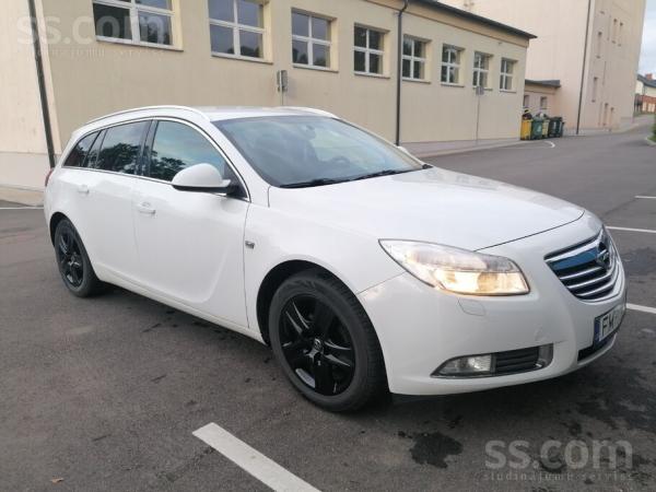 White Opel Insignia 2012 in Saldus, with an engine capacity of 2.00 L and mileage of 220 thousand km for 3850 €, photo 3 on AUTOMOTO.COM.LV