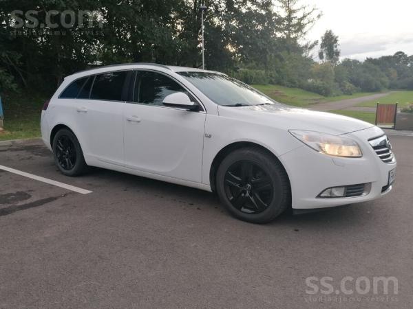 White Opel Insignia 2012 in Saldus, with an engine capacity of 2.00 L and mileage of 220 thousand km for 3850 €, photo 8 on AUTOMOTO.COM.LV