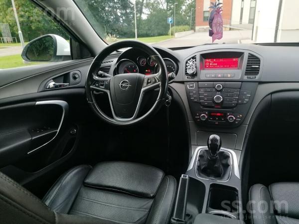 White Opel Insignia 2012 in Saldus, with an engine capacity of 2.00 L and mileage of 220 thousand km for 3850 €, photo 9 on AUTOMOTO.COM.LV