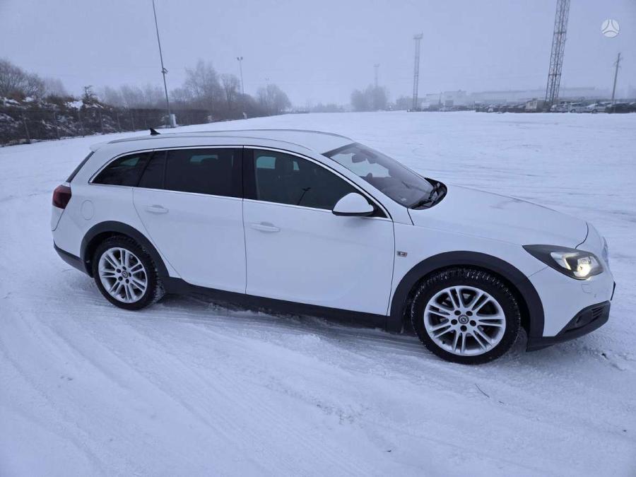 White Opel Insignia 2013 in Marijampole, with an engine capacity of 1.96 L and mileage of 270 thousand km for 5200 €, photo 5 on AUTOMOTO.COM.LV