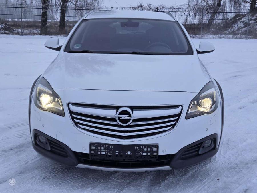 White Opel Insignia 2013 in Marijampole, with an engine capacity of 1.96 L and mileage of 270 thousand km for 5200 €, photo 7 on AUTOMOTO.COM.LV