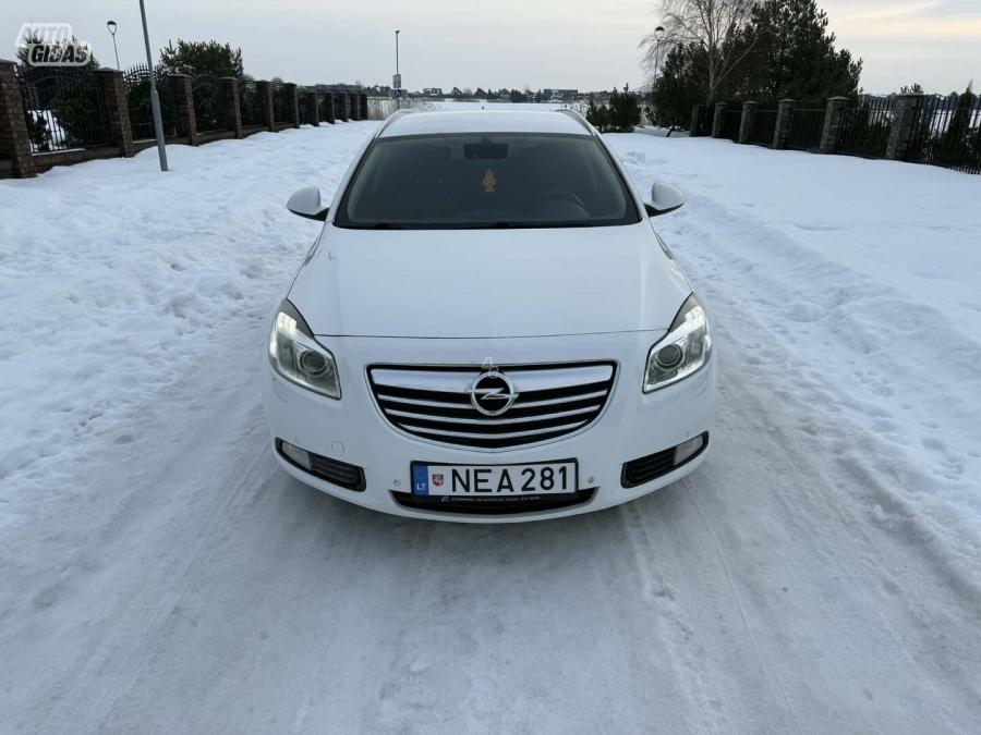 White Opel Insignia 2013 in Klaipeda, with an engine capacity of 1.40 L and mileage of 300 thousand km for 2350 €, photo 2 on AUTOMOTO.COM.LV
