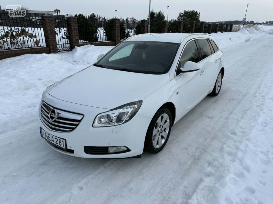 White Opel Insignia 2013 in Klaipeda, with an engine capacity of 1.40 L and mileage of 300 thousand km for 2250 €, photo 1 on AUTOMOTO.COM.LV