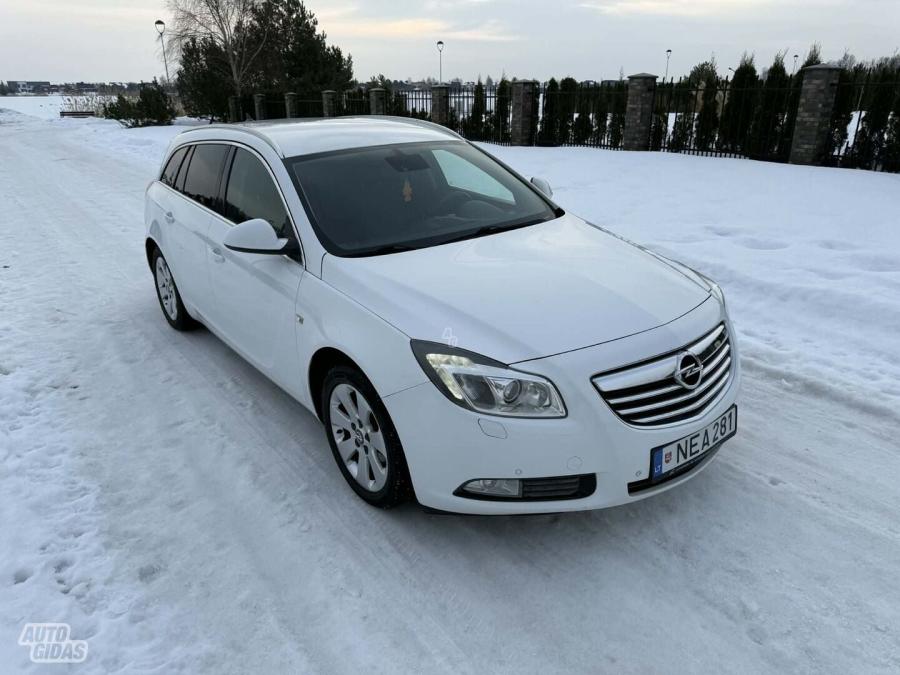 White Opel Insignia 2013 in Klaipeda, with an engine capacity of 1.40 L and mileage of 300 thousand km for 2250 €, photo 2 on AUTOMOTO.COM.LV