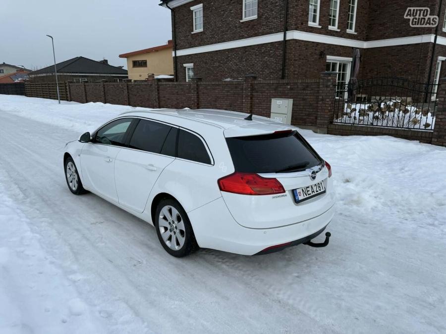 White Opel Insignia 2013 in Klaipeda, with an engine capacity of 1.40 L and mileage of 300 thousand km for 2250 €, photo 4 on AUTOMOTO.COM.LV