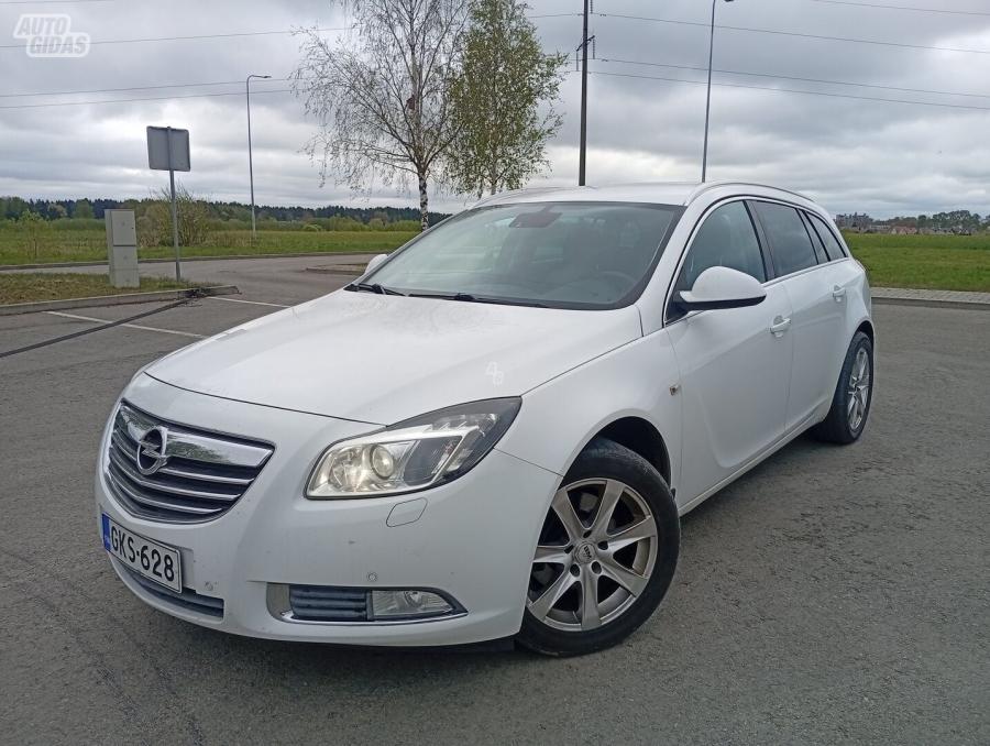 White Opel Insignia 2013 in Vilnius, with an engine capacity of 2.00 L and mileage of 325 thousand km for 3700 €, photo 1 on AUTOMOTO.COM.LV