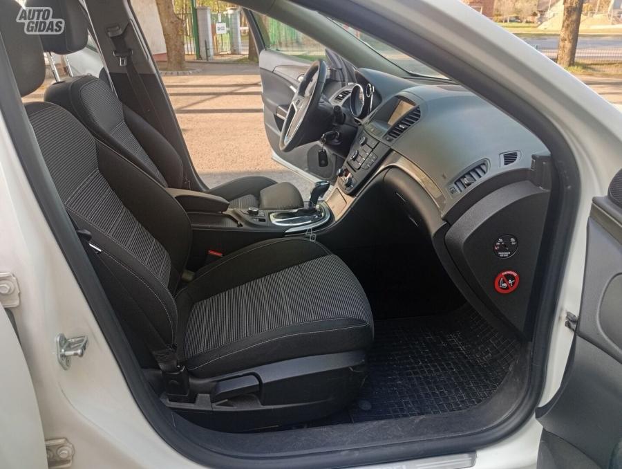 White Opel Insignia 2013 in Vilnius, with an engine capacity of 2.00 L and mileage of 325 thousand km for 3700 €, photo 17 on AUTOMOTO.COM.LV
