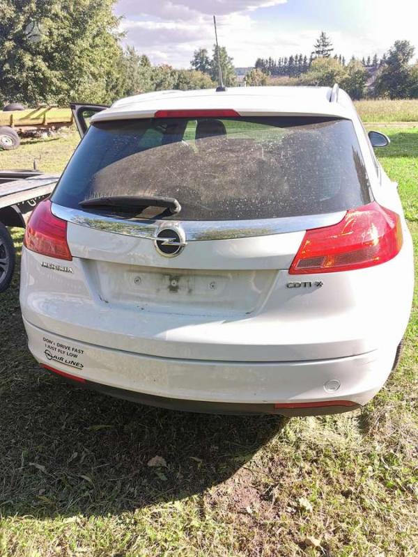White Opel Insignia 2013 in Jurbarkas, with an engine capacity of 1.96 L and mileage of 343 thousand km for 1670 €, photo 6 on AUTOMOTO.COM.LV