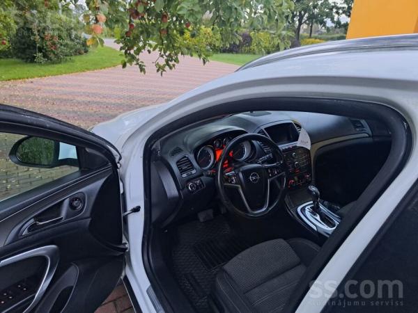 Opel Insignia 2013 CÄsis vietnÄ Balts Opel Insignia 2013 CÄsis, ar dzinÄja tilpumu 2.00 L un nobraukumu 302 tÅ«kst. km par 4000 ā¬, foto 8 vietnÄ AUTOMOTO.COM.LV