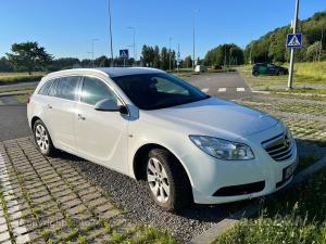 White Opel Insignia 2013 in Tallinn, with an engine capacity of 1.80 L and mileage of 279 thousand km for 2490 €, photo 3 on AUTOMOTO.COM.LV