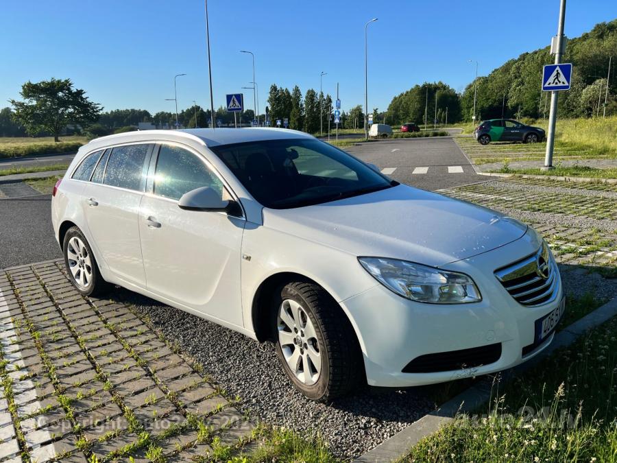 White Opel Insignia 2013 in Tallinn, with an engine capacity of 1.80 L and mileage of 279 thousand km for 2490 €, photo 3 on AUTOMOTO.COM.LV