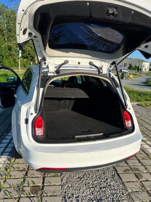White Opel Insignia 2013 in Tallinn, with an engine capacity of 1.80 L and mileage of 279 thousand km for 2490 €, photo 5 on AUTOMOTO.COM.LV