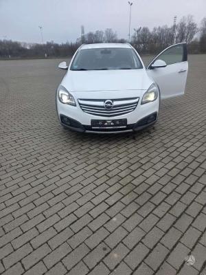 White Opel Insignia 2014 in Marijampole, with an engine capacity of 1.96 L and mileage of 294 thousand km for 4850 €, photo 12 on AUTOMOTO.COM.LV