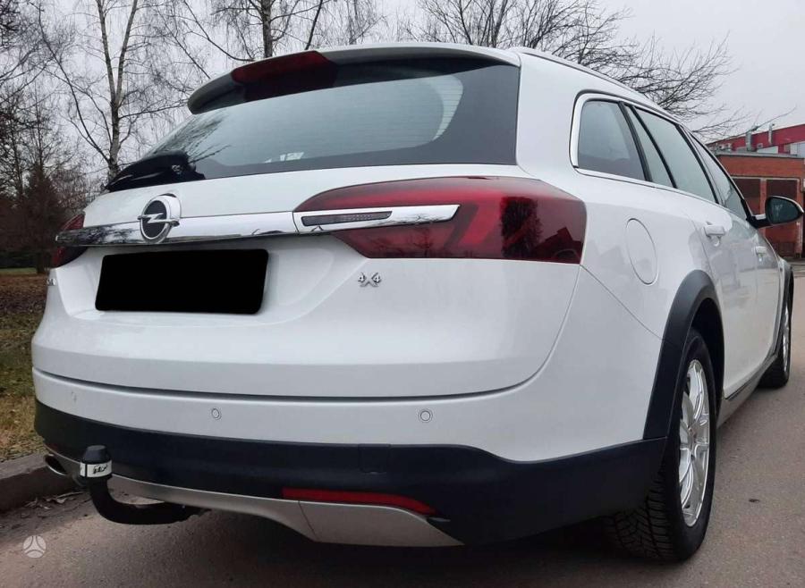 White Opel Insignia 2014 in Marijampole, with an engine capacity of 1.96 L and mileage of 216 thousand km for 6450 €, photo 3 on AUTOMOTO.COM.LV