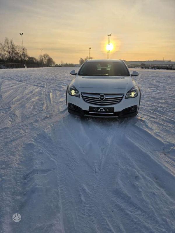 White Opel Insignia 2014 in Marijampole, with an engine capacity of 1.96 L and mileage of 294 thousand km for 4900 €, photo 2 on AUTOMOTO.COM.LV