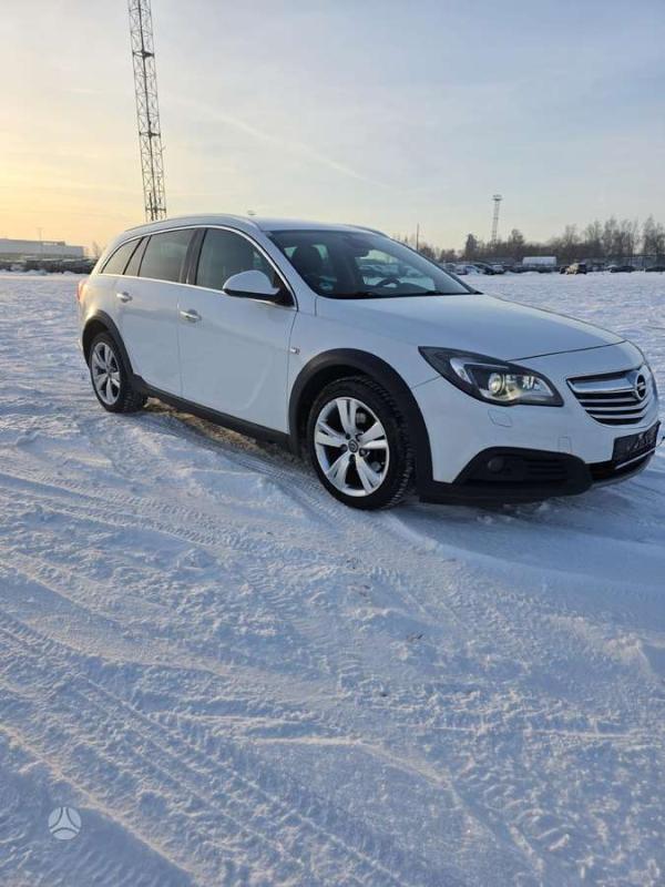 White Opel Insignia 2014 in Marijampole, with an engine capacity of 1.96 L and mileage of 294 thousand km for 4900 €, photo 3 on AUTOMOTO.COM.LV
