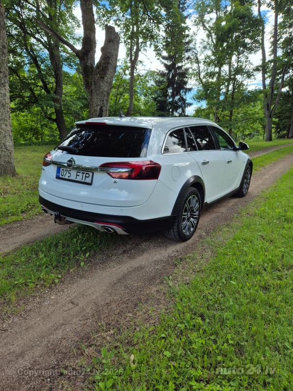 White Opel Insignia 2014 in Tallinn, with an engine capacity of 2.00 L and mileage of 239 thousand km for 6900 €, photo 3 on AUTOMOTO.COM.LV