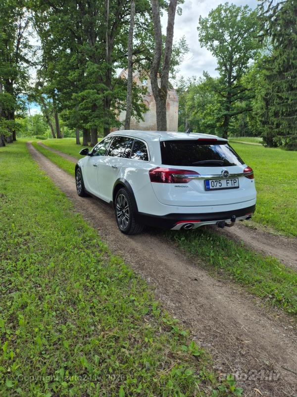 White Opel Insignia 2014 in Tallinn, with an engine capacity of 2.00 L and mileage of 239 thousand km for 6900 €, photo 4 on AUTOMOTO.COM.LV