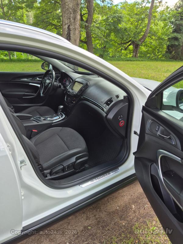 White Opel Insignia 2014 in Tallinn, with an engine capacity of 2.00 L and mileage of 239 thousand km for 6900 €, photo 7 on AUTOMOTO.COM.LV