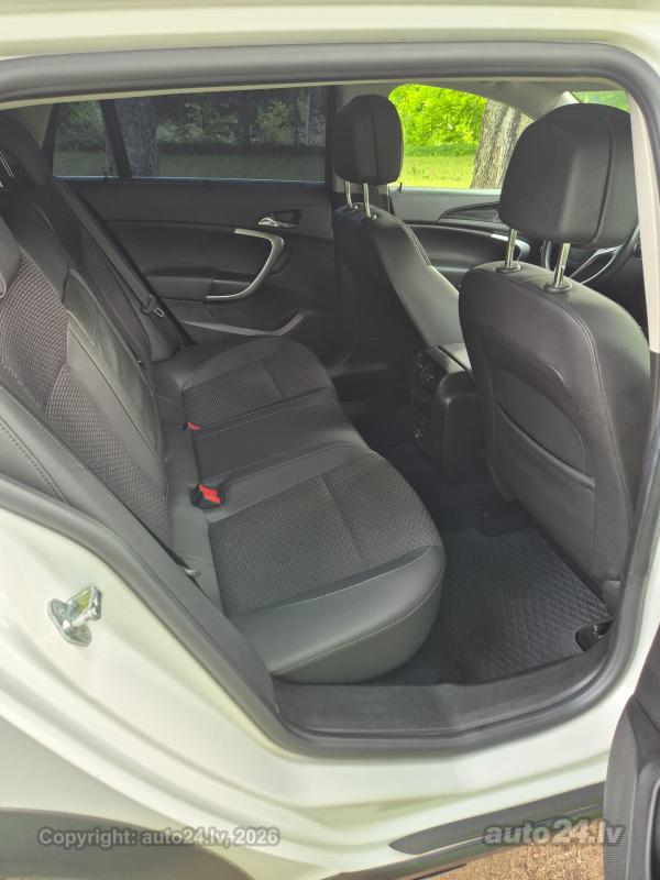 White Opel Insignia 2014 in Tallinn, with an engine capacity of 2.00 L and mileage of 239 thousand km for 6900 €, photo 10 on AUTOMOTO.COM.LV