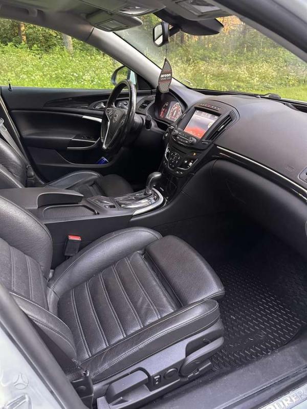 White Opel Insignia 2014 in Vilnius, with an engine capacity of 2.00 L and mileage of 290 thousand km for 2900 €, photo 8 on AUTOMOTO.COM.LV