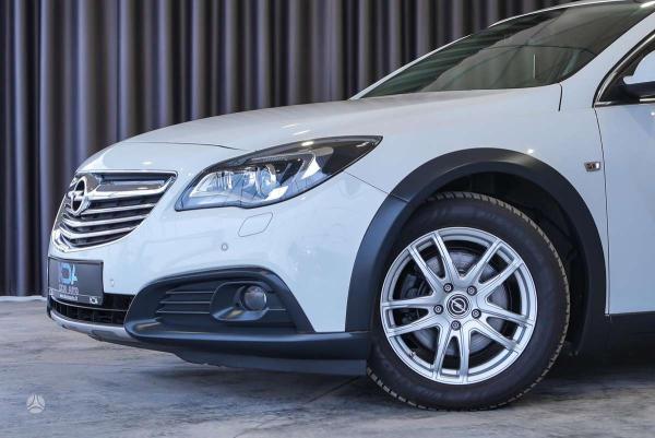 White Opel Insignia 2014 in Marijampole, with an engine capacity of 1.96 L and mileage of 218 thousand km for 5450 €, photo 7 on AUTOMOTO.COM.LV