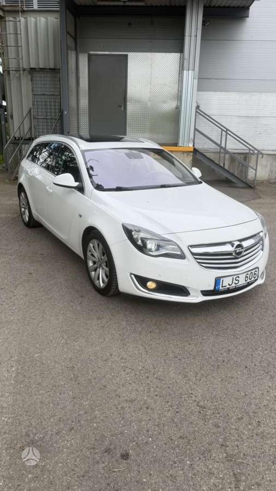 White Opel Insignia 2014 in Vilnius, with an engine capacity of 1.96 L and mileage of 250 thousand km for 5700 €, photo 1 on AUTOMOTO.COM.LV