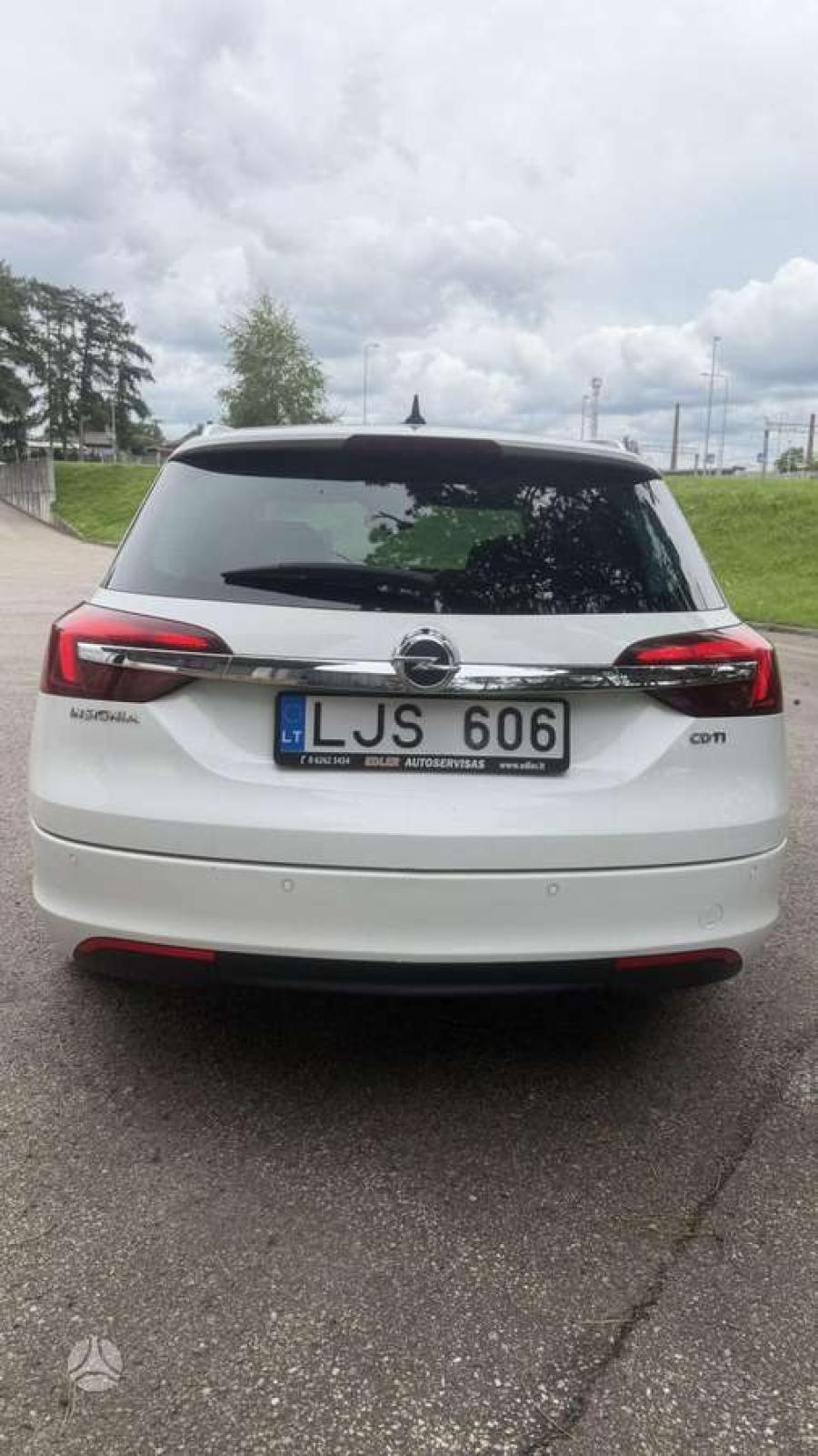 White Opel Insignia 2014 in Vilnius, with an engine capacity of 1.96 L and mileage of 250 thousand km for 5700 €, photo 6 on AUTOMOTO.COM.LV