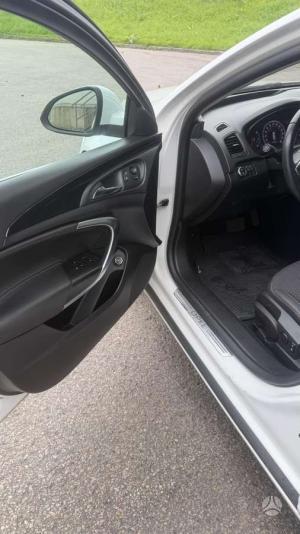 White Opel Insignia 2014 in Vilnius, with an engine capacity of 1.96 L and mileage of 250 thousand km for 5700 €, photo 14 on AUTOMOTO.COM.LV