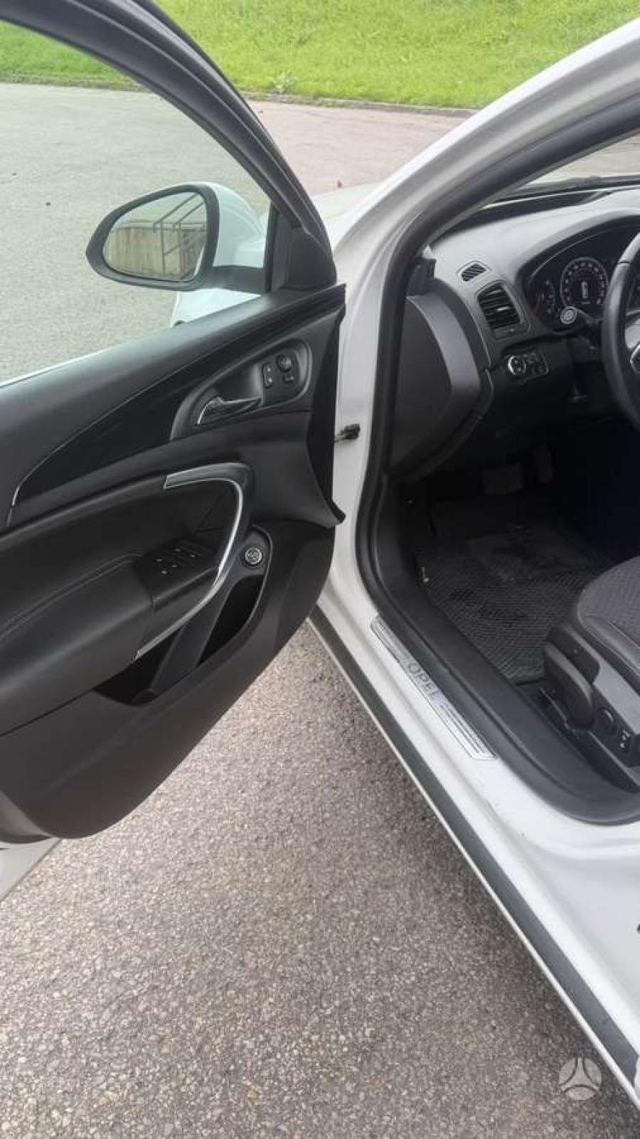 White Opel Insignia 2014 in Vilnius, with an engine capacity of 1.96 L and mileage of 250 thousand km for 5700 €, photo 14 on AUTOMOTO.COM.LV