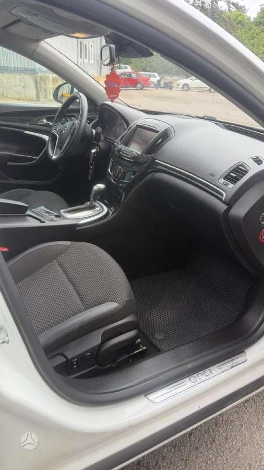 White Opel Insignia 2014 in Vilnius, with an engine capacity of 1.96 L and mileage of 250 thousand km for 5700 €, photo 18 on AUTOMOTO.COM.LV