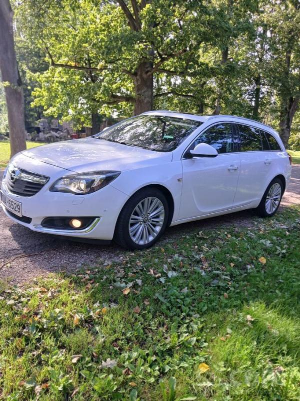White Opel Insignia 2014 in Jelgava, with an engine capacity of 2.00 L and mileage of 282 thousand km for 5900 €, photo 3 on AUTOMOTO.COM.LV