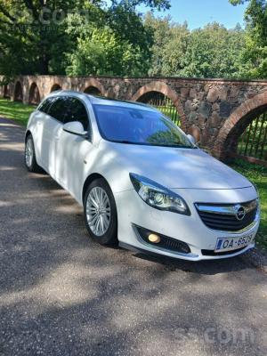 White Opel Insignia 2014 in Jelgava, with an engine capacity of 2.00 L and mileage of 282 thousand km for 5900 €, photo 4 on AUTOMOTO.COM.LV