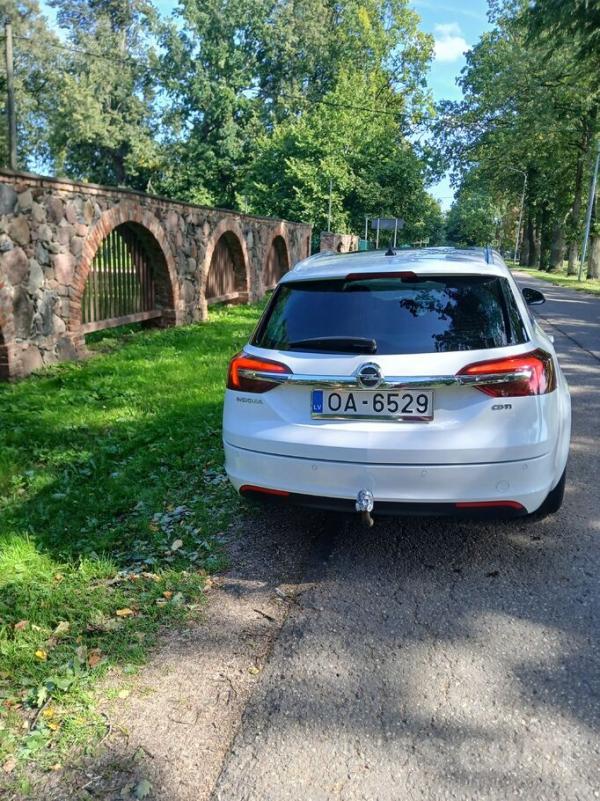 White Opel Insignia 2014 in Jelgava, with an engine capacity of 2.00 L and mileage of 282 thousand km for 5900 €, photo 5 on AUTOMOTO.COM.LV