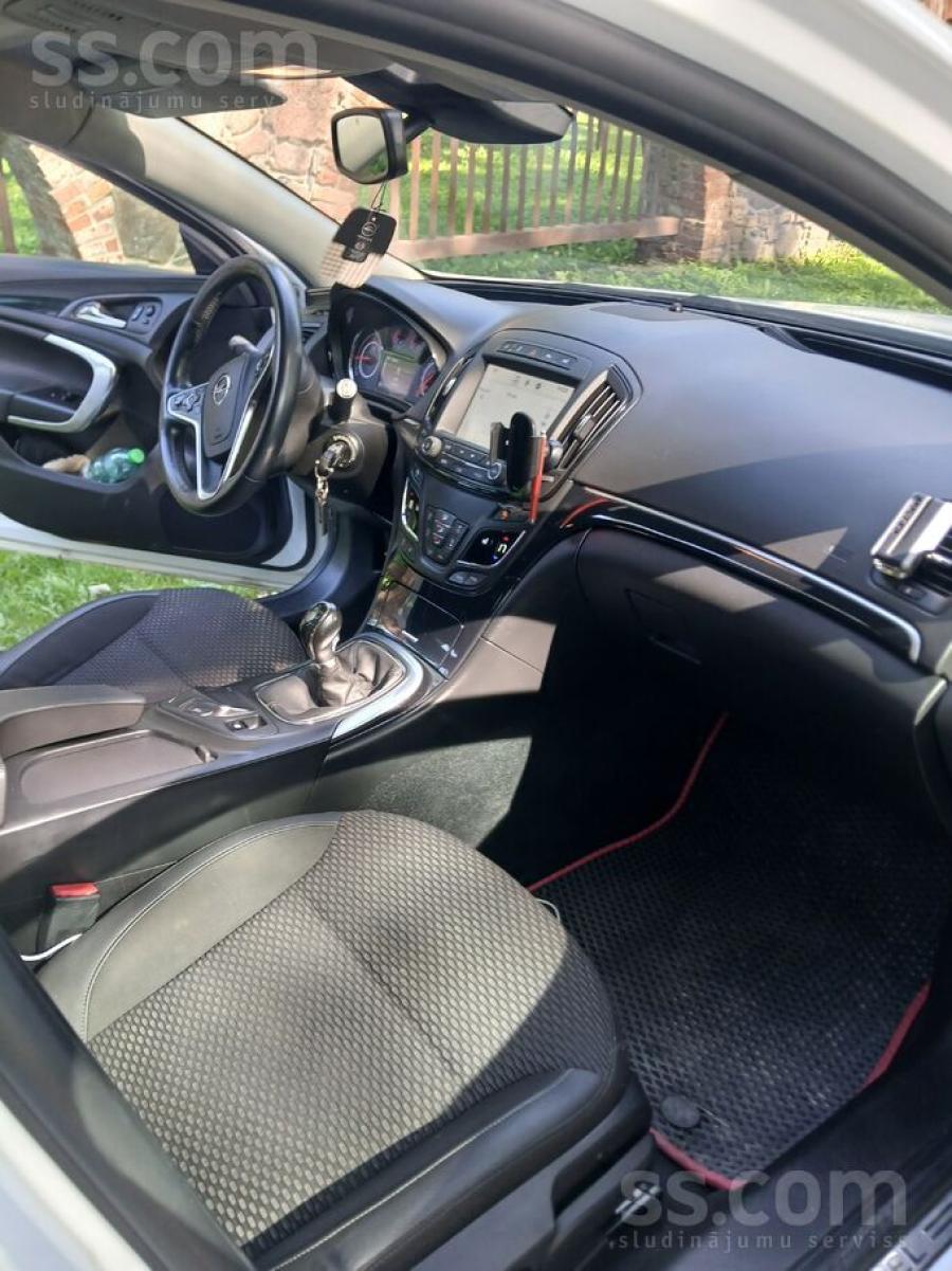 White Opel Insignia 2014 in Jelgava, with an engine capacity of 2.00 L and mileage of 282 thousand km for 5900 €, photo 7 on AUTOMOTO.COM.LV