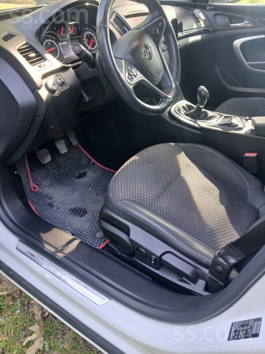 White Opel Insignia 2014 in Jelgava, with an engine capacity of 2.00 L and mileage of 282 thousand km for 5900 €, photo 8 on AUTOMOTO.COM.LV
