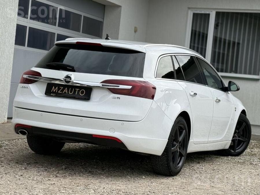 White Opel Insignia 2014 in Tukums, with an engine capacity of 2.00 L and mileage of 225 thousand km for 6999 €, photo 5 on AUTOMOTO.COM.LV