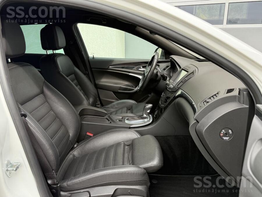 White Opel Insignia 2014 in Tukums, with an engine capacity of 2.00 L and mileage of 225 thousand km for 6999 €, photo 8 on AUTOMOTO.COM.LV
