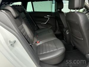 White Opel Insignia 2014 in Tukums, with an engine capacity of 2.00 L and mileage of 225 thousand km for 6999 €, photo 11 on AUTOMOTO.COM.LV