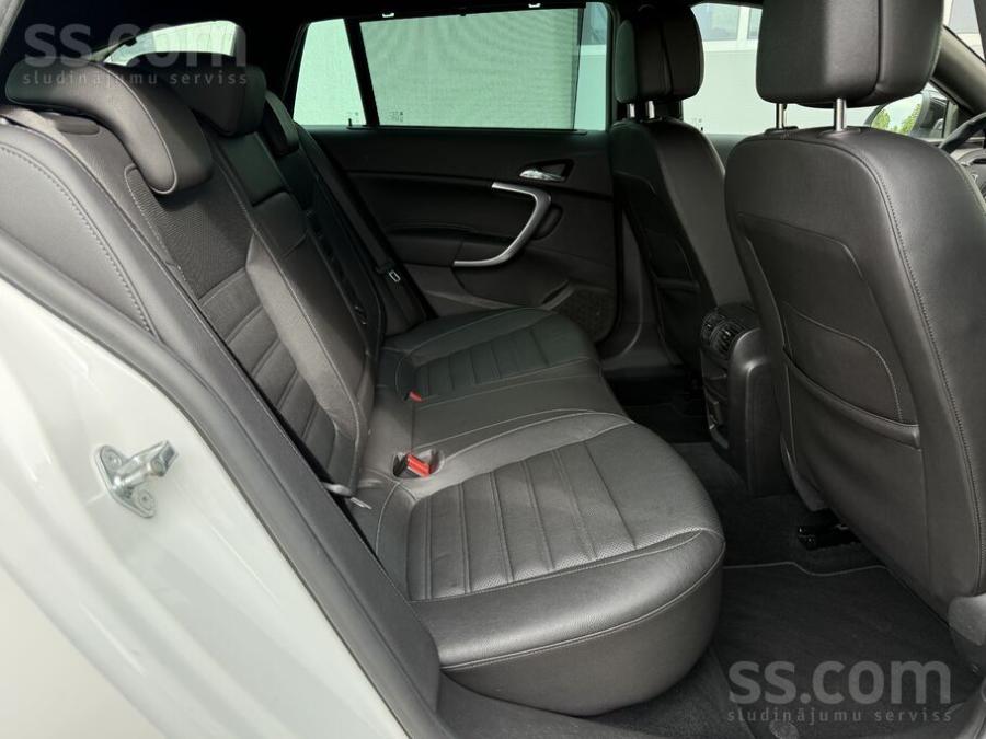 White Opel Insignia 2014 in Tukums, with an engine capacity of 2.00 L and mileage of 225 thousand km for 6999 €, photo 11 on AUTOMOTO.COM.LV