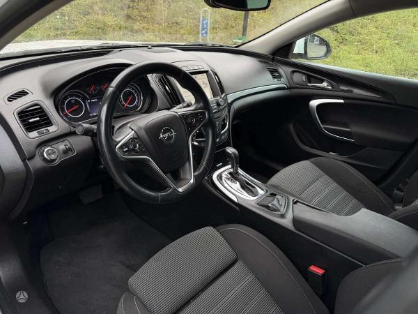 White Opel Insignia 2014 in Vilnius, with an engine capacity of 1.96 L and mileage of 271 thousand km for 4500 €, photo 7 on AUTOMOTO.COM.LV