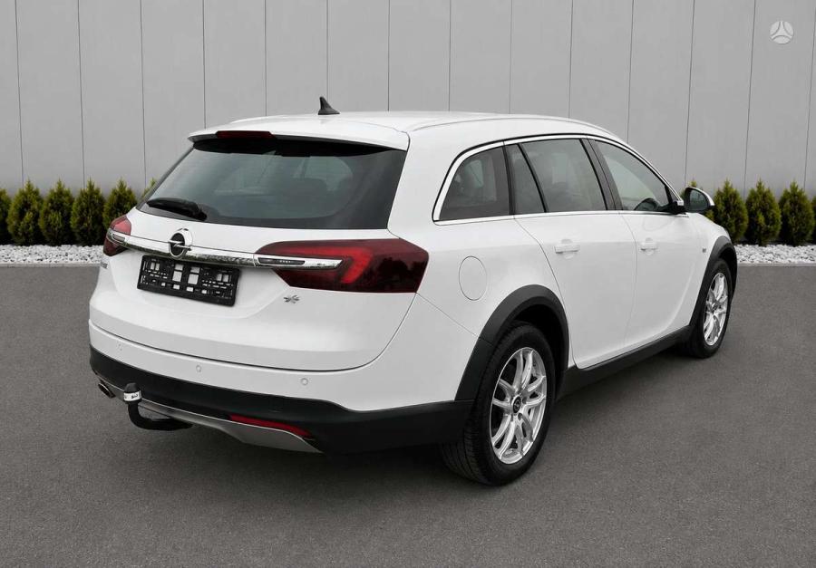 White Opel Insignia 2014 in Marijampole, with an engine capacity of 1.96 L and mileage of 219 thousand km for 4950 €, photo 5 on AUTOMOTO.COM.LV