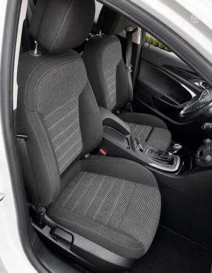 White Opel Insignia 2014 in Marijampole, with an engine capacity of 1.96 L and mileage of 219 thousand km for 4950 €, photo 9 on AUTOMOTO.COM.LV